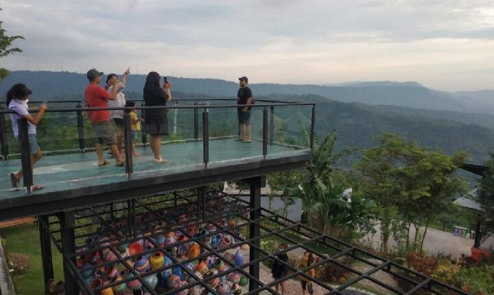 Sekarang, Waktu yang Tepat Menikmati Sunset Terbaik dari Obelix Hills ...