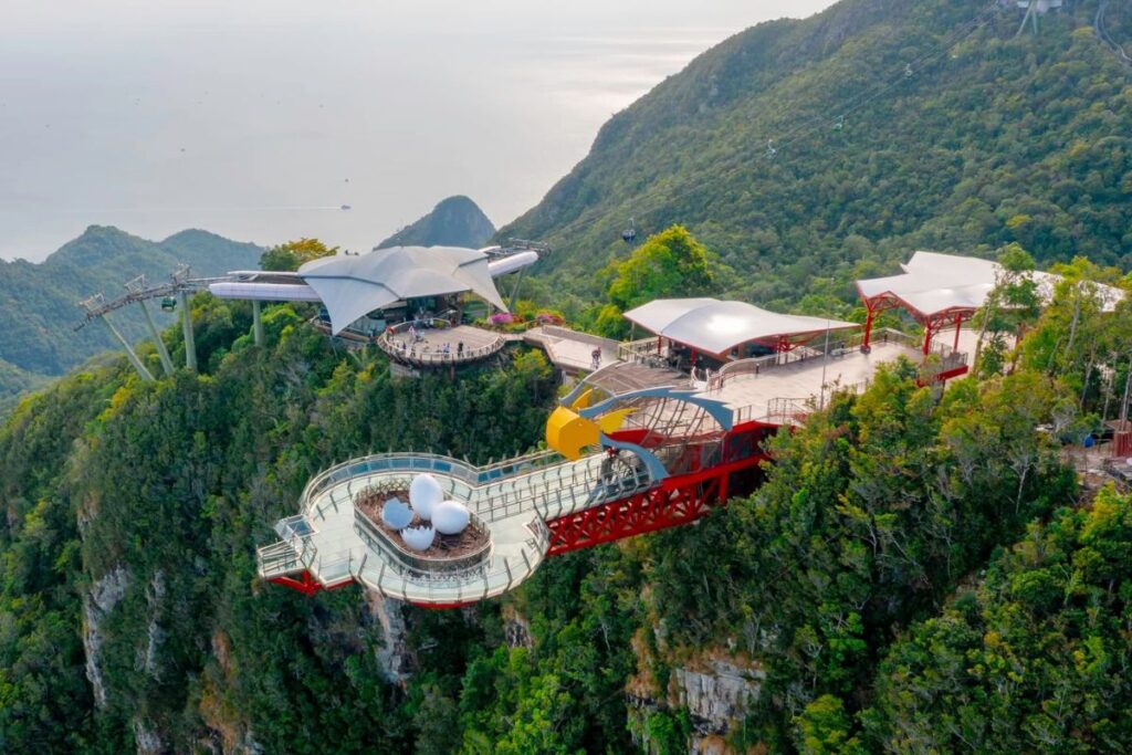 Desain Unik Skywalk Terpanjang di Dunia yang Baru Dibuka di Langkawi ...